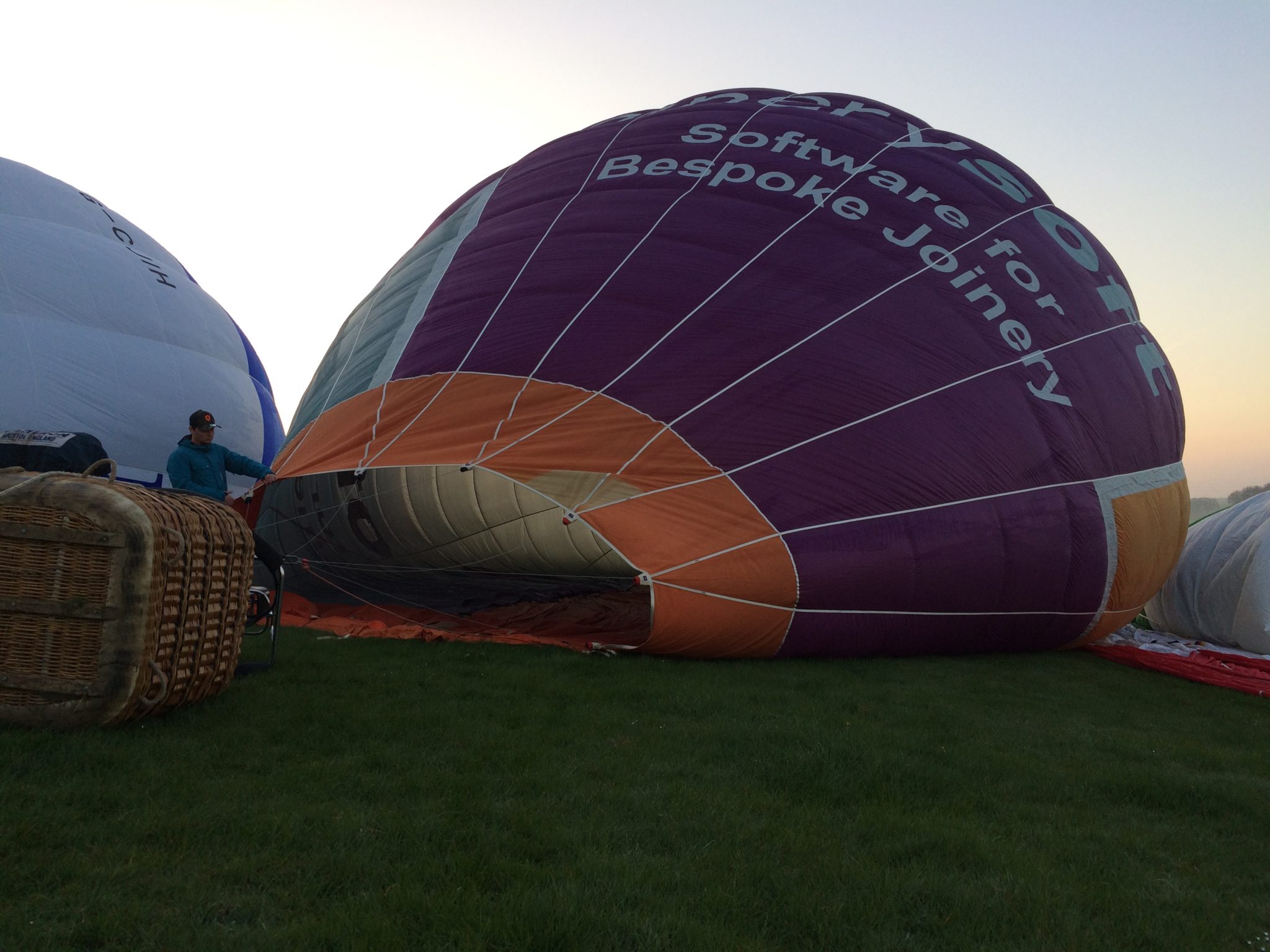 New World Record: 82 Balloons Take Flight to Cross English Channel ...